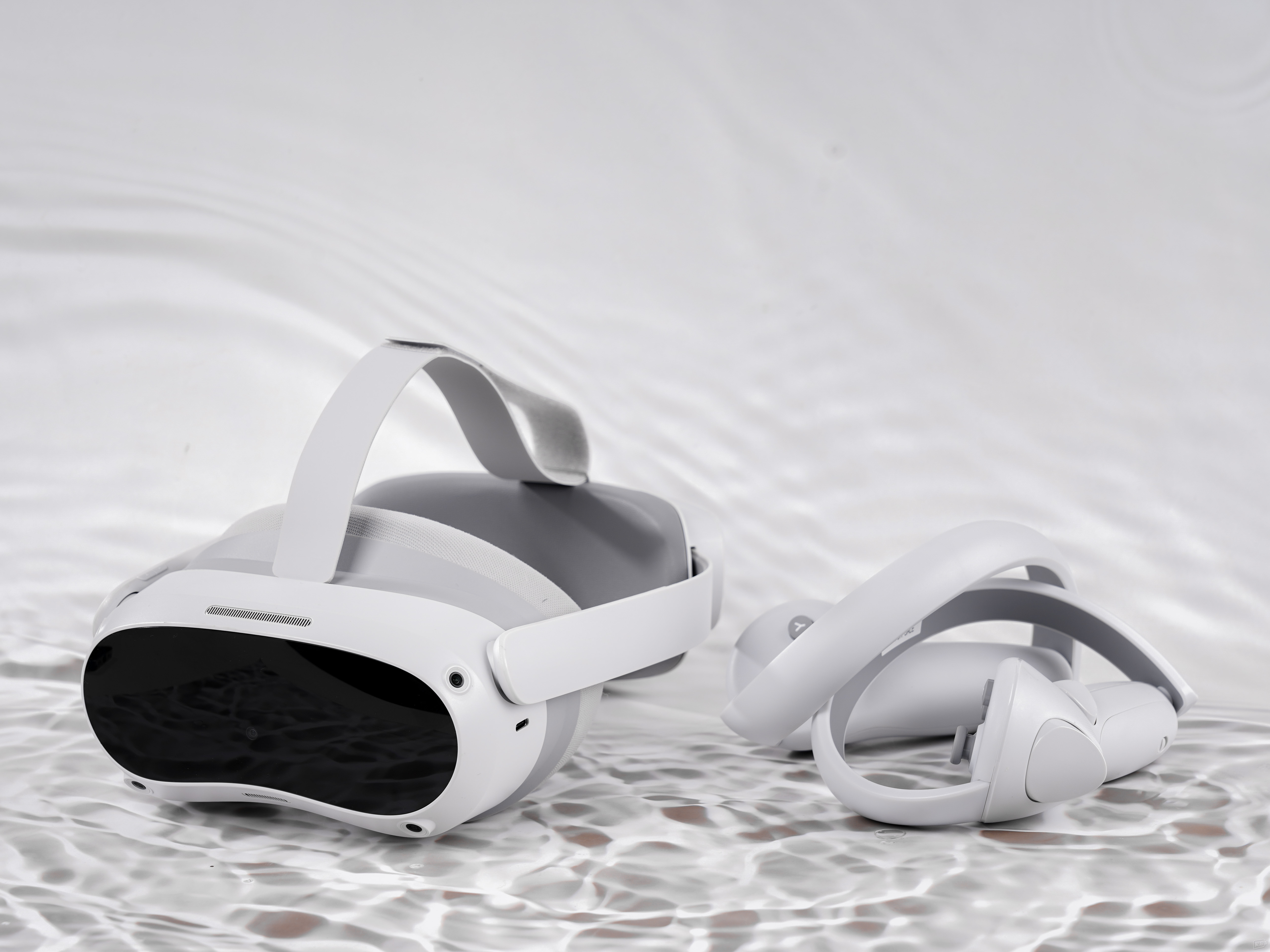 更轻、更强、更舒适——全新PICO 4 VR 一体机体验 -聚超值 更轻、更强、更舒适——全新PICO 4 VR 一体机体验 -聚超值